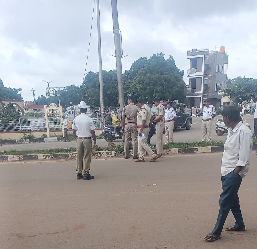 Gadaga-ಡಿವೈಡರ್‌ನಲ್ಲಿದ್ದ ವಿದ್ಯುತ್ ಕಂಬಕ್ಕೆ ಬೈಕ್ ಡಿಕ್ಕಿ; ಇಬ್ಬರು ಯುವಕರ ಸಾವು ...
